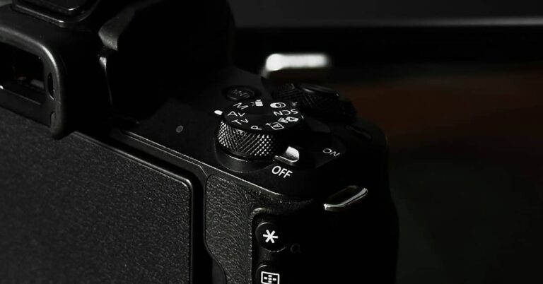Hot Shoe vs Cold Shoe Photography: A Complete Guide - Retouching Labs