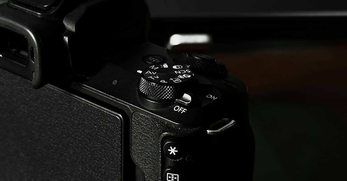 Hot Shoe vs Cold Shoe Photography: A Complete Guide - Retouching Labs